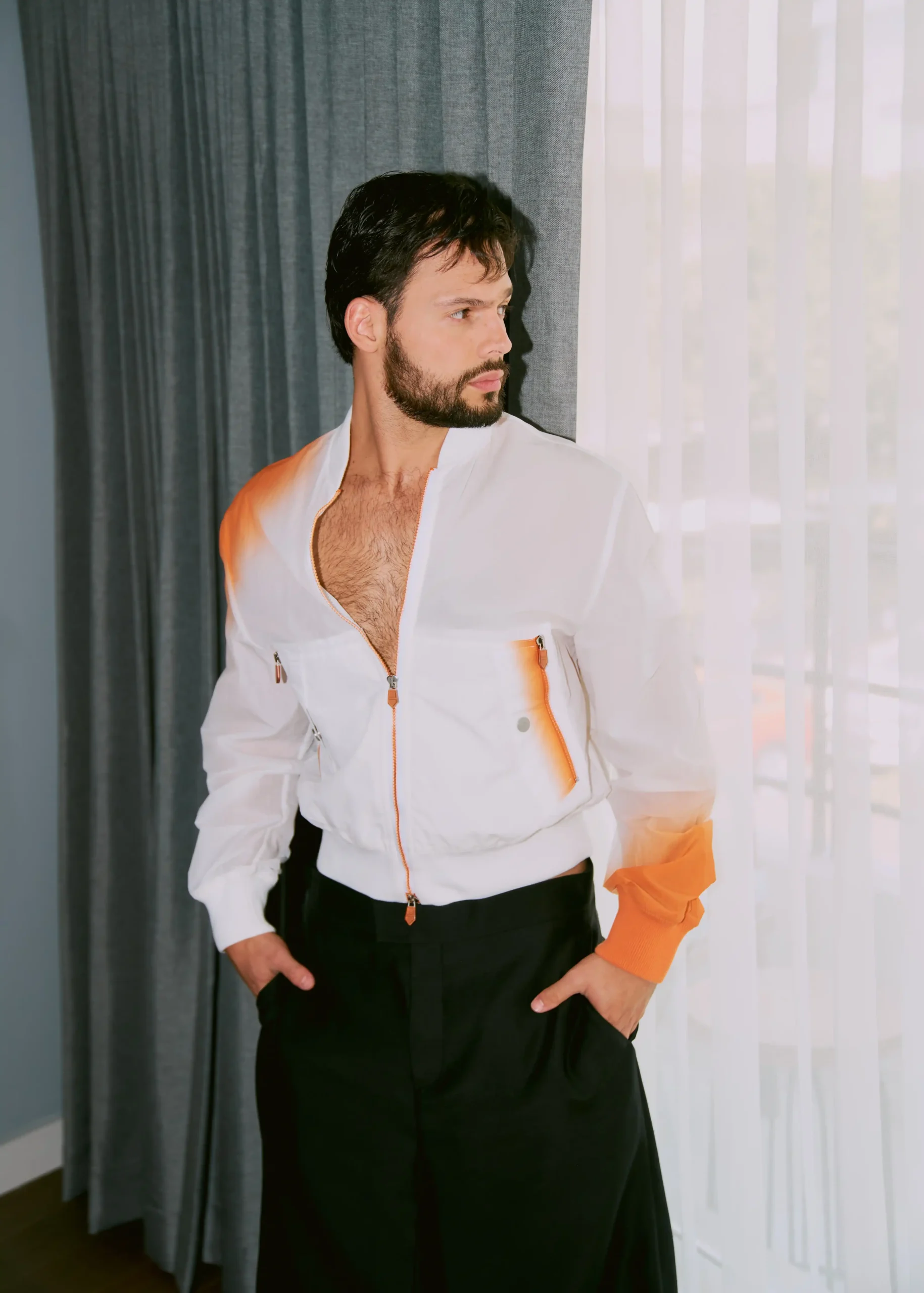 Emmanuel Palomares: Entre esta y todas las vidas | Perfil | Lumina Taller